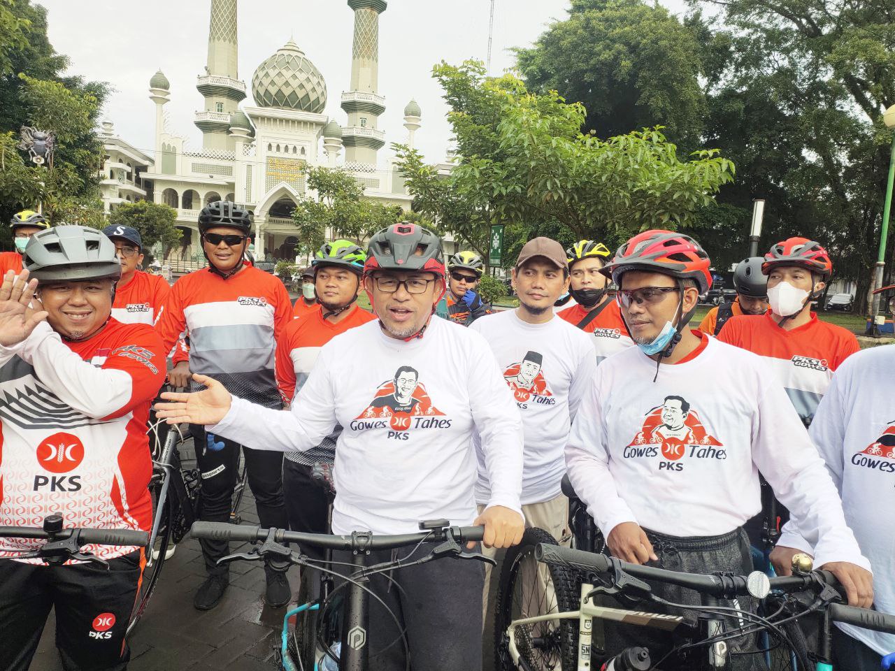 Siapkan Pemenangan PKS 2024, Aher Ajak Gowes dan Beri Pelatihan untuk ...